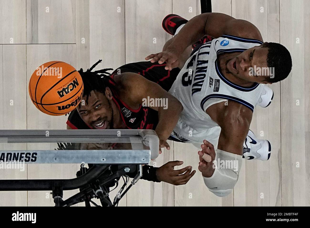 Villanova forward Eric Dixon shoots over Houston forward J'Wan Roberts ...