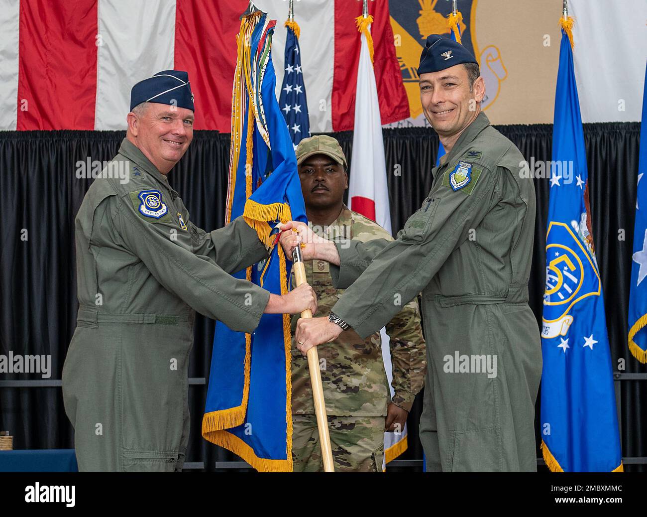 Oberst Andrew L. Roddan, 374. Luftwaffenkommandant, erhält einen Guidon ...