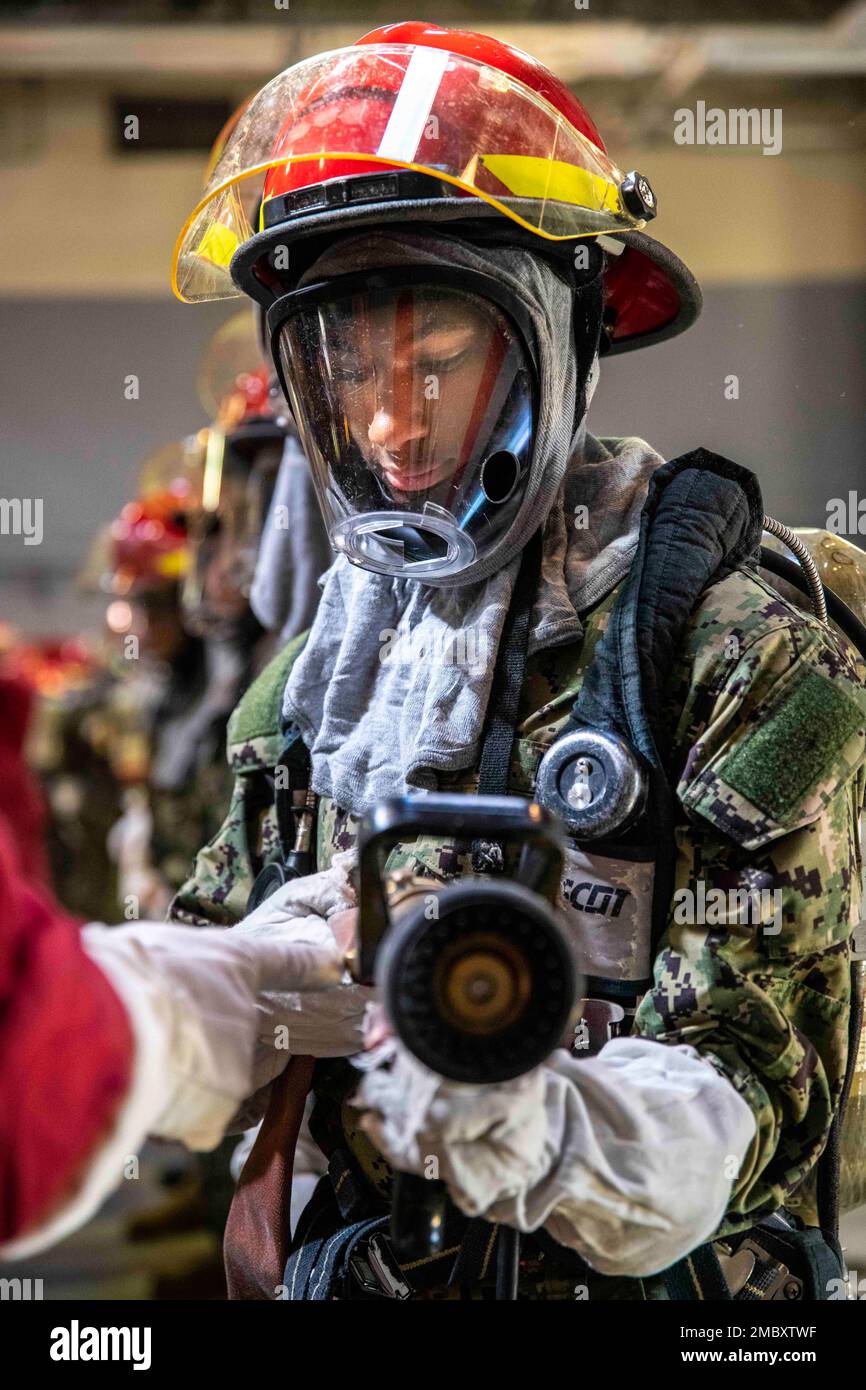 220623-N-PW480-0175 GREAT LAKES, ILLINOIS (23. Juni 2022) – Ein Naval ...