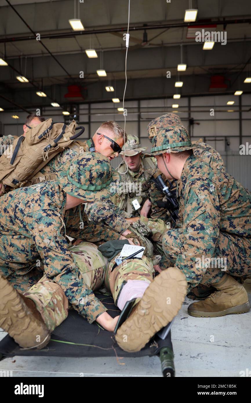 USA Navy Corpsman mit Marine Wing Support Squadron 472 (MWSS-472) und U ...