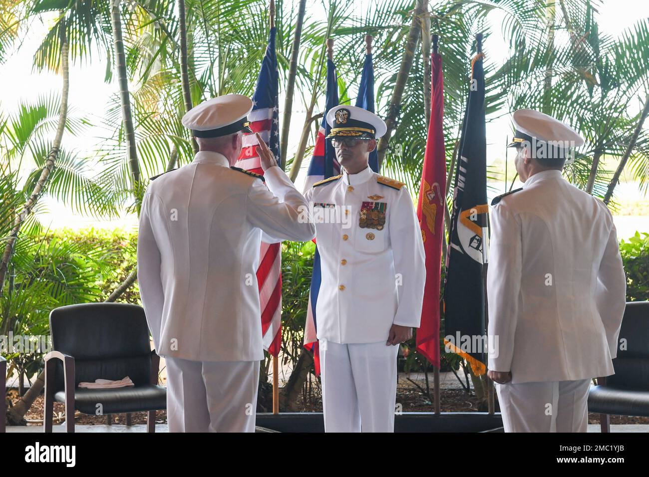 Captain Christopher Tepera gibt das Kommando an Captain Victor Diaz ab ...