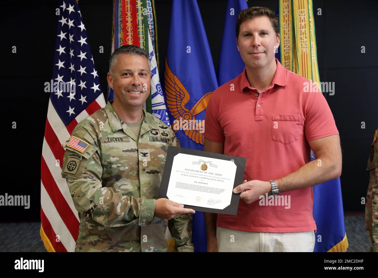 Colonel Richard Tucker, 1. Aviation Brigade Commander, präsentiert ...