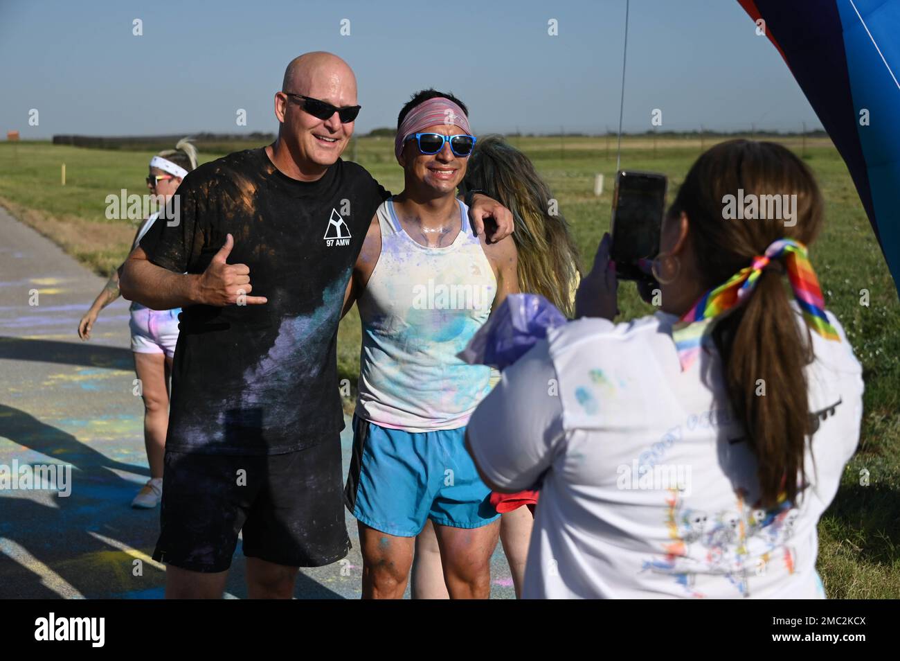 Susan Bradford, 97. Air Mobility Wing (AMW) Integrator für Gewaltprävention, macht ein Foto von ...