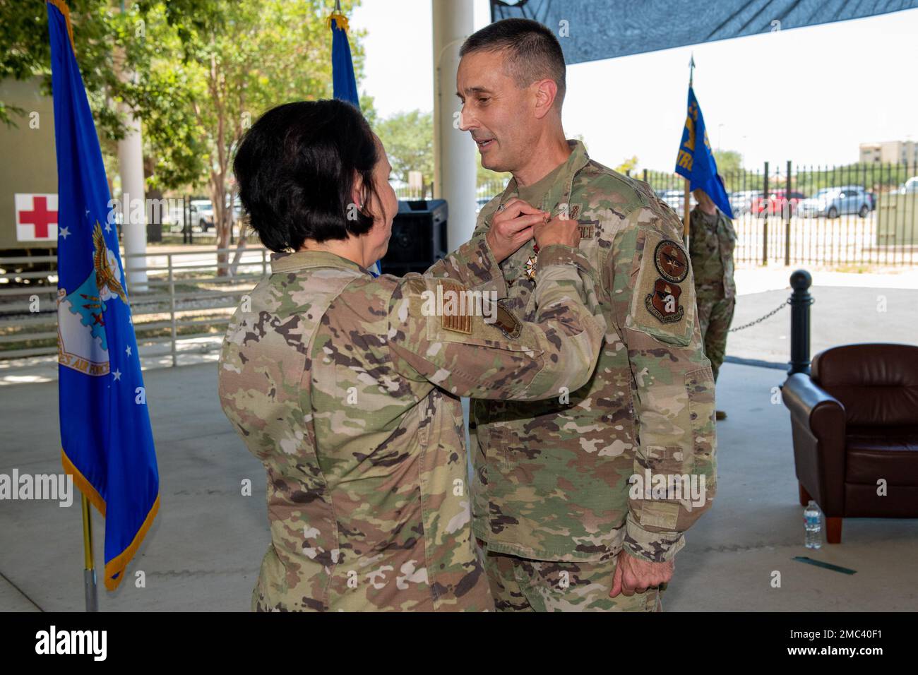 USA Luftwaffenbrücke. Gen. Jeannine Ryder, links, 59. Medical Wing and ...
