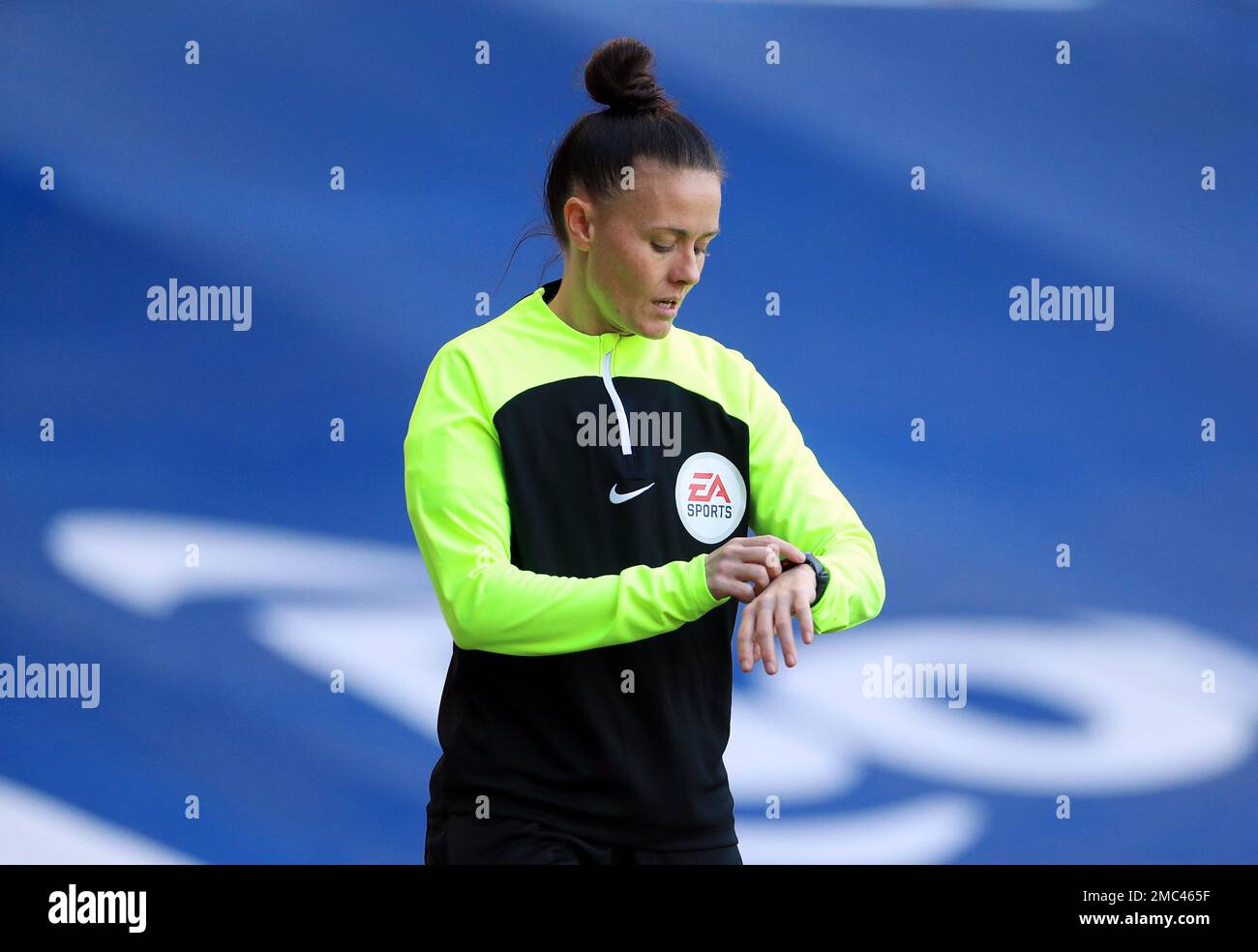 Ringrichter Rebecca Welch wärmt sich vor dem Sky Bet Championship Match ...