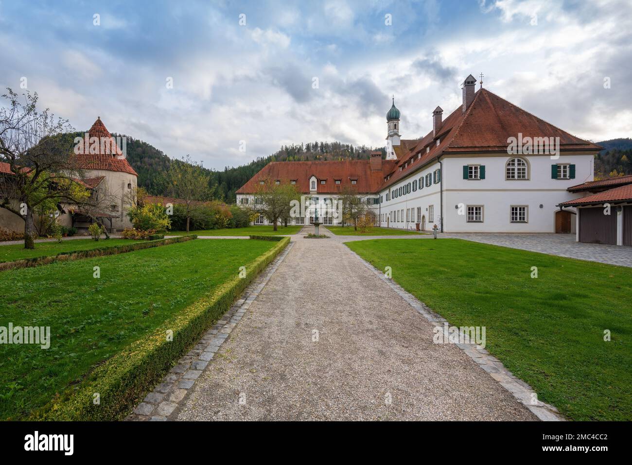 Franziskanischer Klostergarten mit alter Stadtmauer und ...
