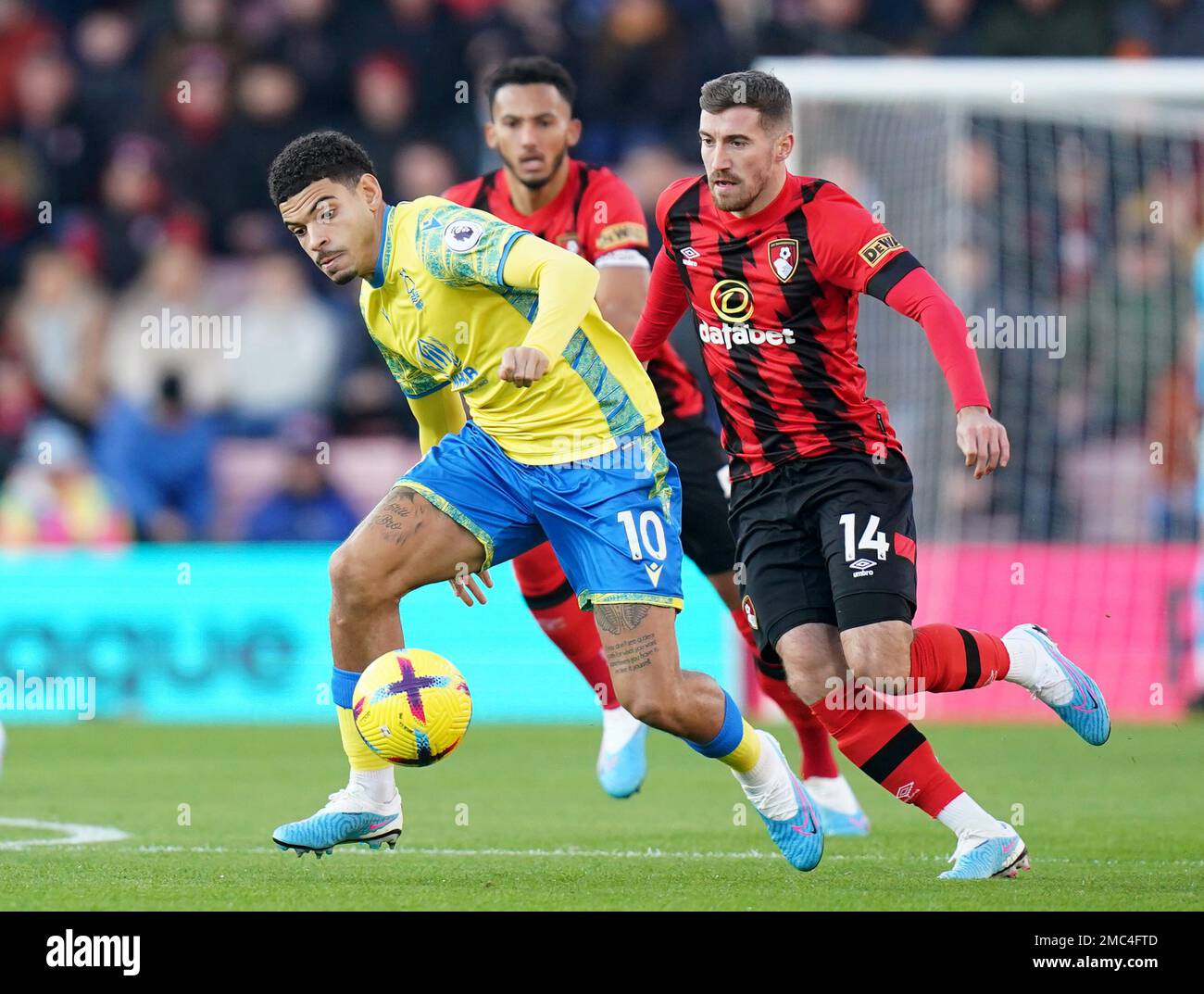 Morgan Gibbs-White von Nottingham Forest und Joe Rothwell von ...