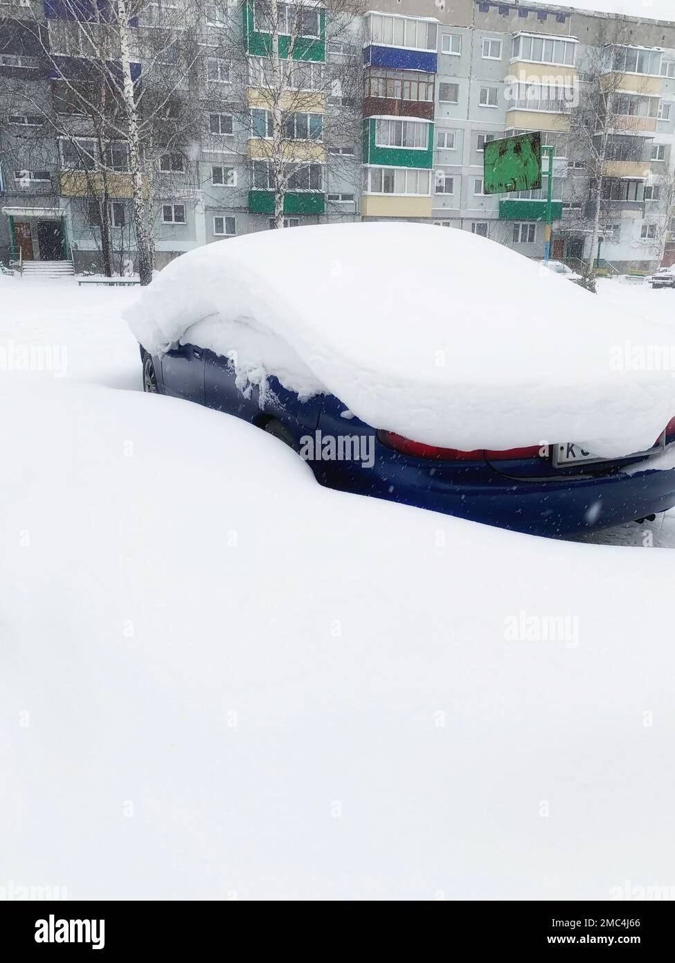 Auto mit Schnee bedeckt, Nahaufnahme. Ein Pkw war im Winter nach einem ...