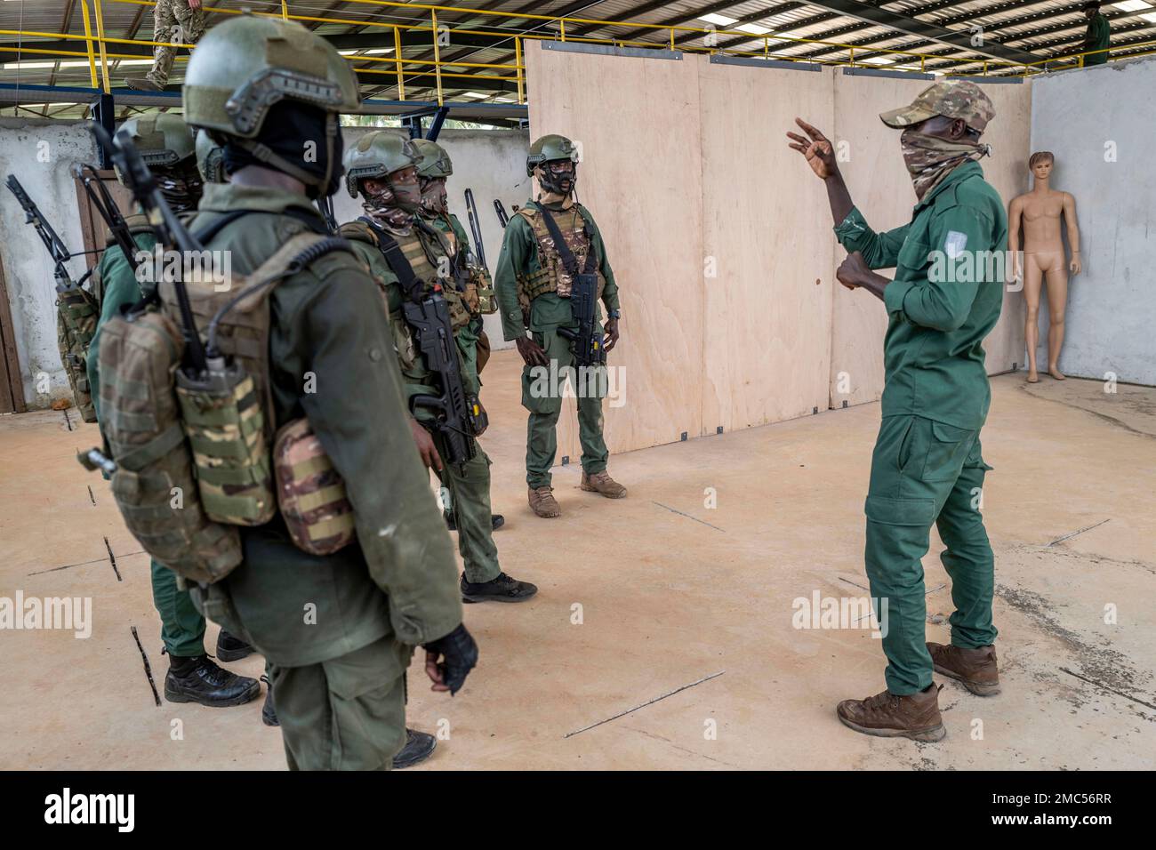 Ivorian special forces soldiers conduct an urban reconnaissance ...