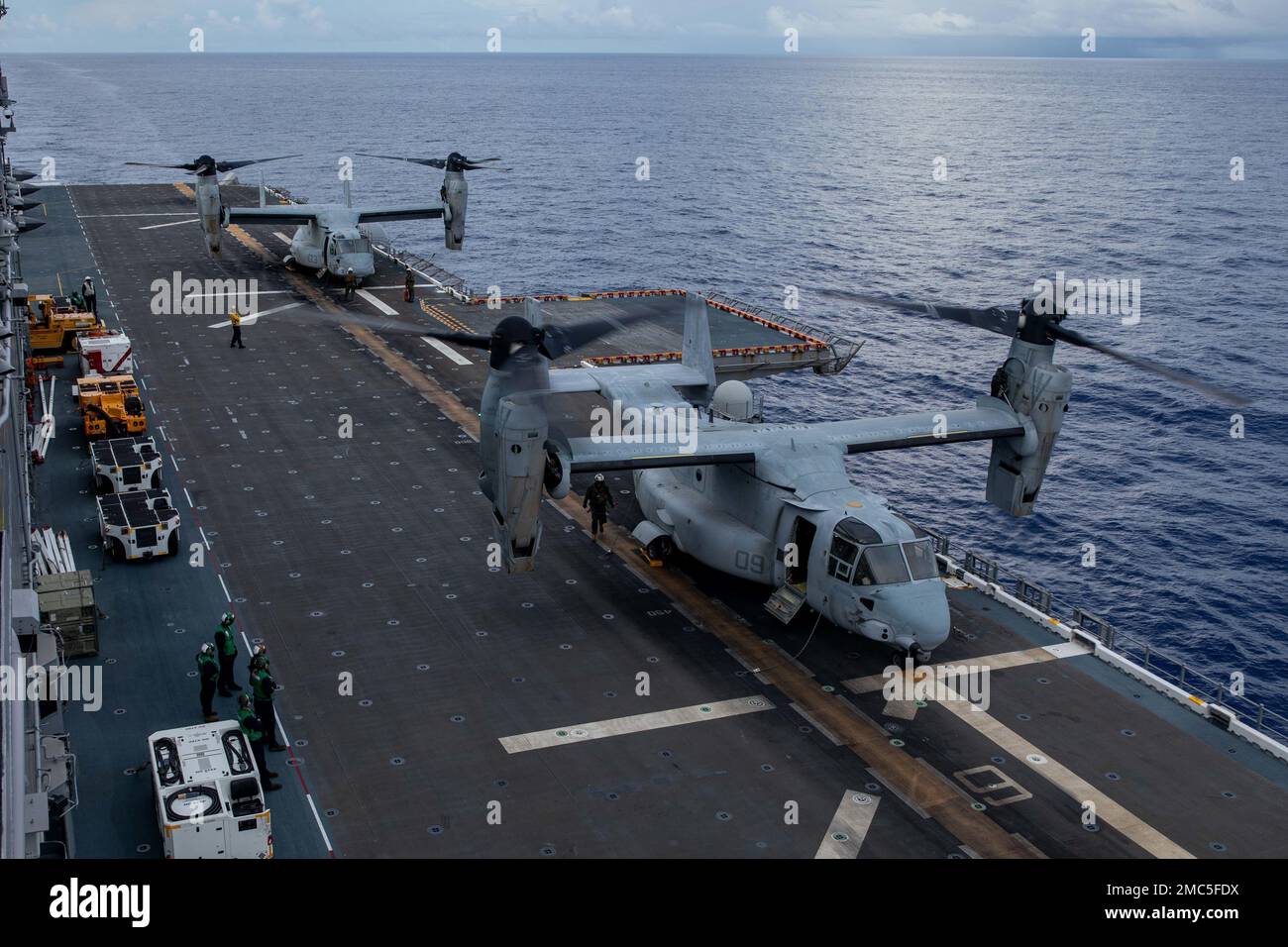 EIN US-AMERIKANISCHER Marine Corps MV-22B Osprey Aircraft with Marine ...