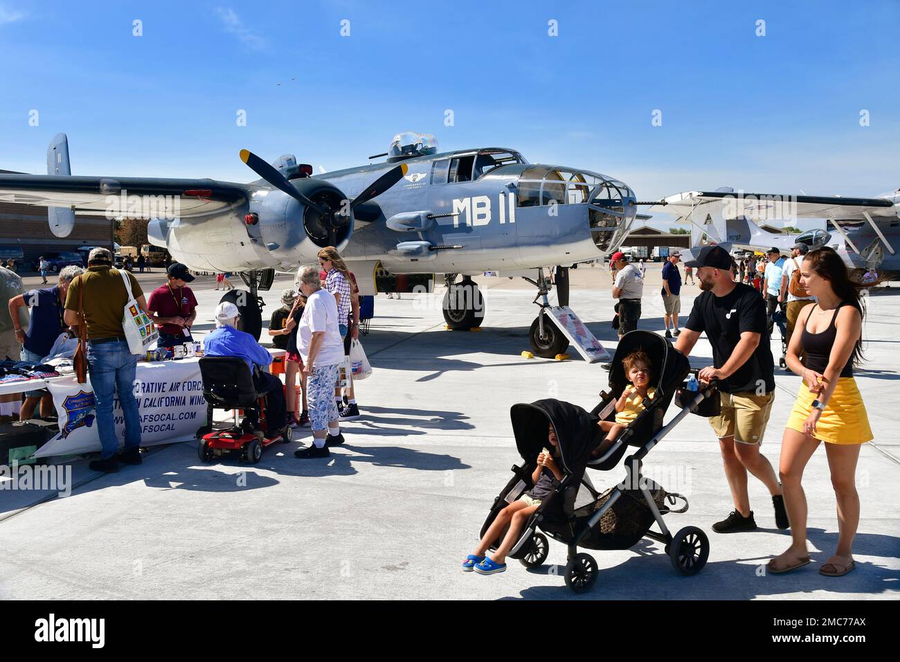 Besucher sehen eine B-25 Mitchell, gemalt in den Farben eines Marine ...