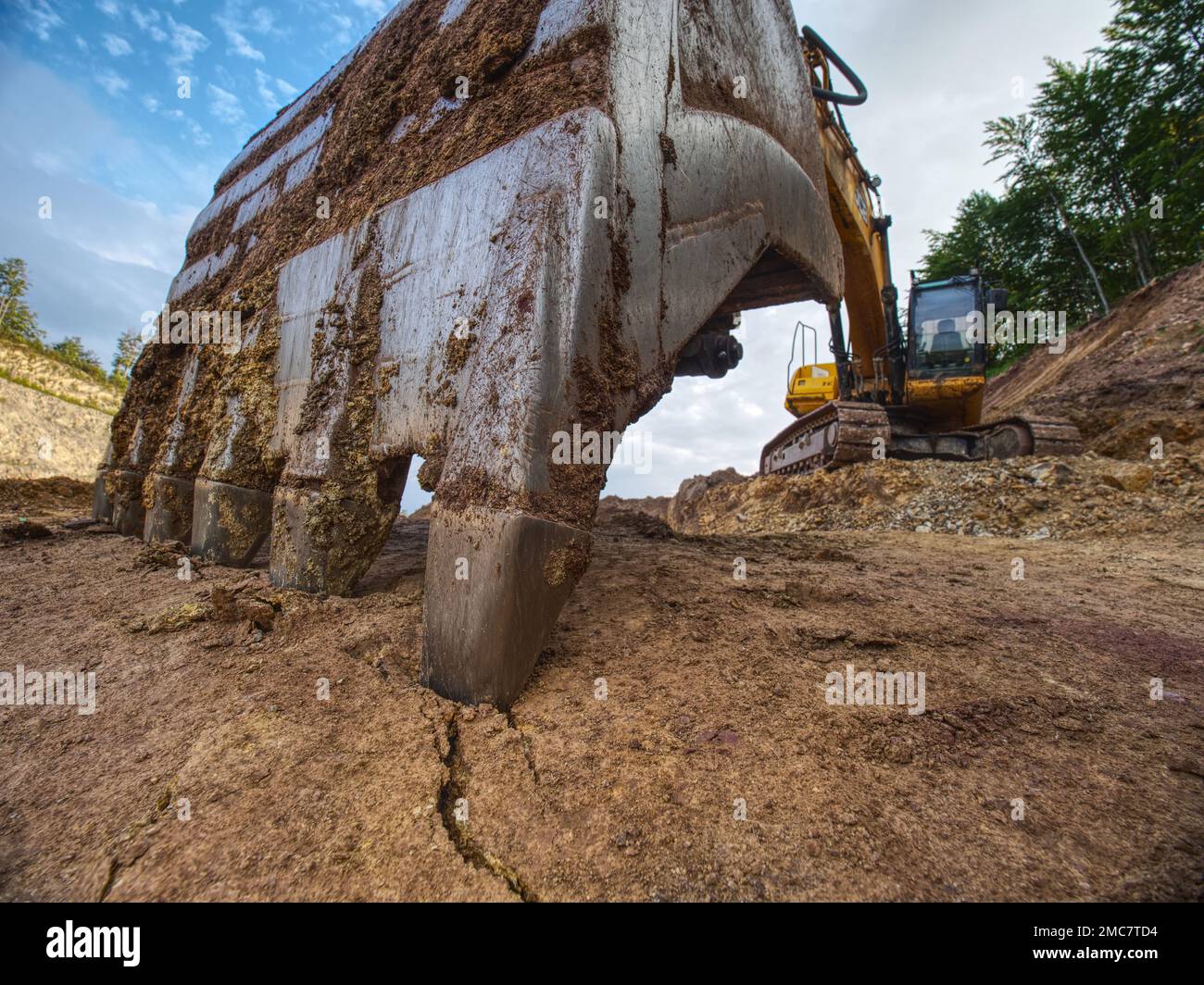 Detail eines Baggerschaufels. Baggereimer graben den Boden ...