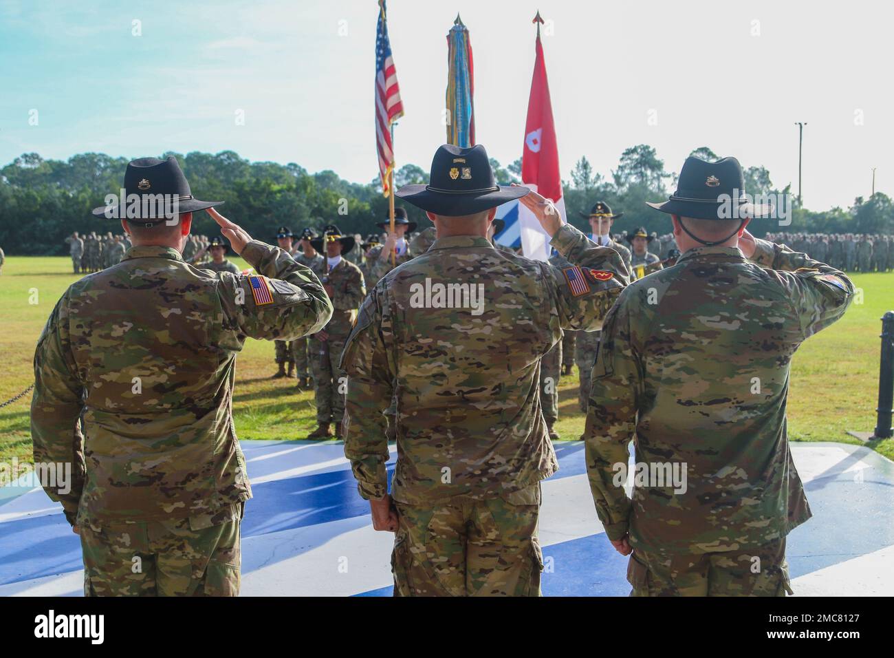 Leutnant Col. James E. Perkins, links, ankommender Kommandeur der ...