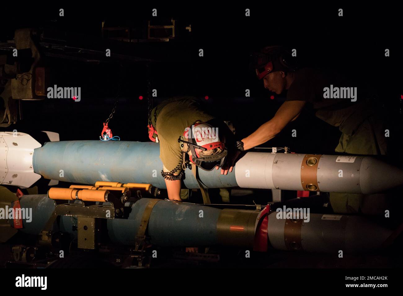 USA Marines mit Marine Fighter Attack Squadron (VMFA) 242 bereiten sich darauf vor, eine ...