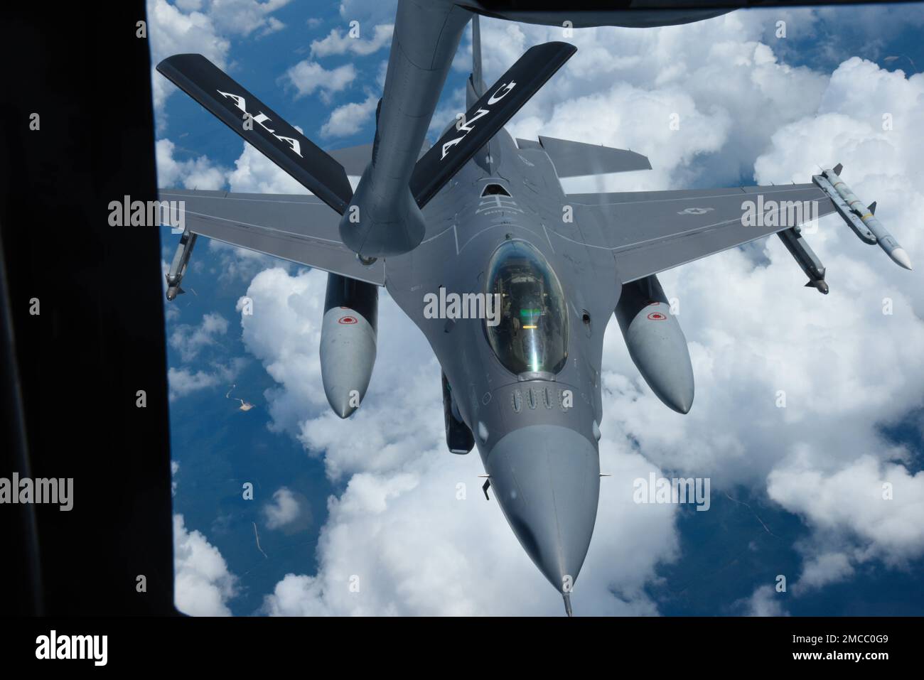 Eine F-16 der US-Luftwaffe aus der 138. Fighter Wing Detachment 1 der ...