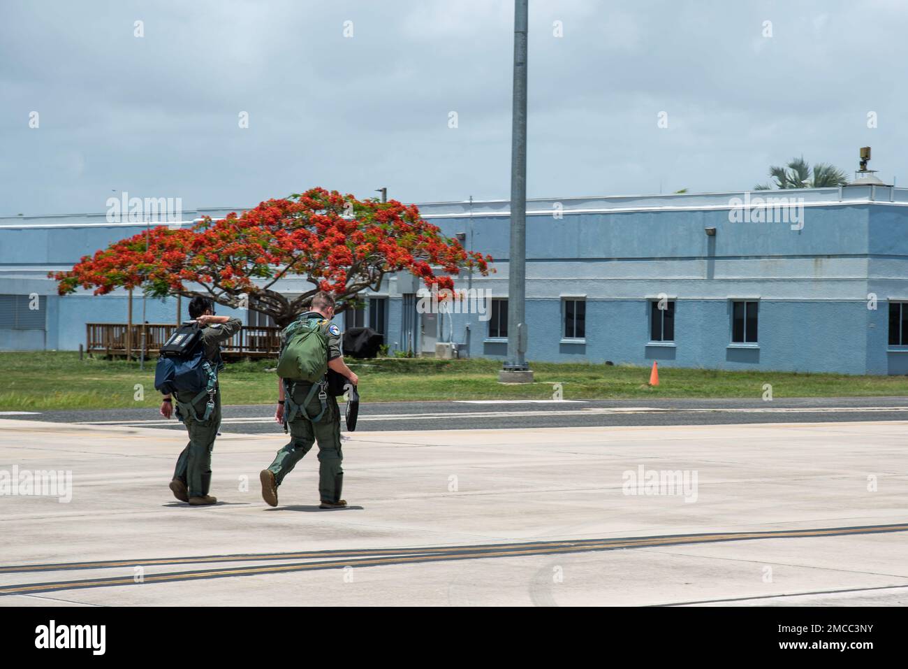 Major Stanley Cheng, 122. Expeditionary Fighter Squadron, Left, und 1 ...
