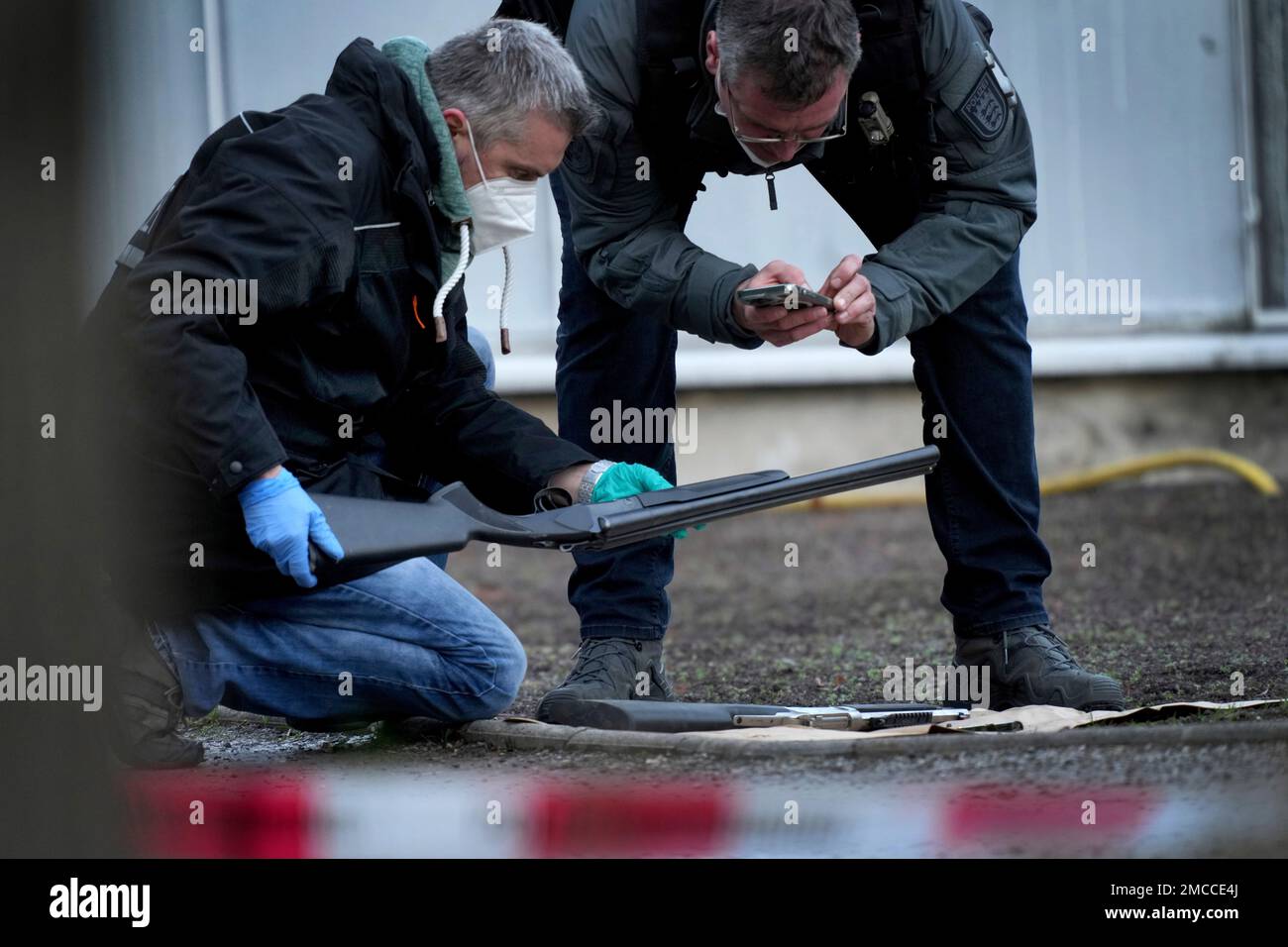 Police officers secure traces on the grounds of the Heidelberg ...