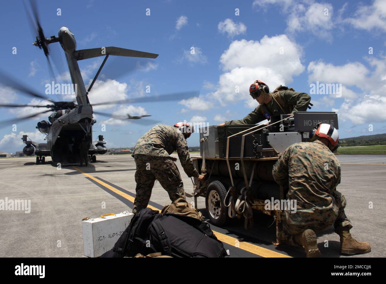 USA Captain Tyler Nelson, Middle, ein Offizier der Luftwaffe mit der 31 ...