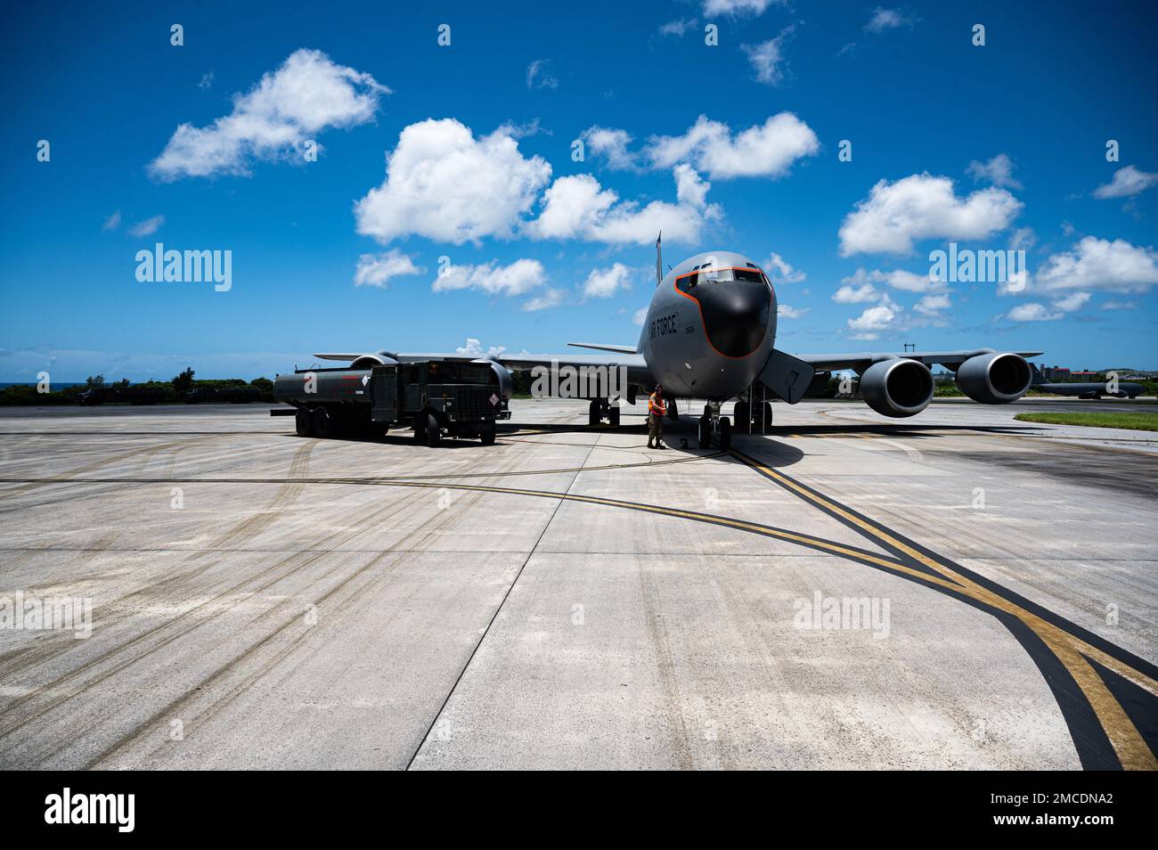 Ein 909. Air Tanken-Geschwader KC-135 Stratotanker erhält am Kadena Air ...