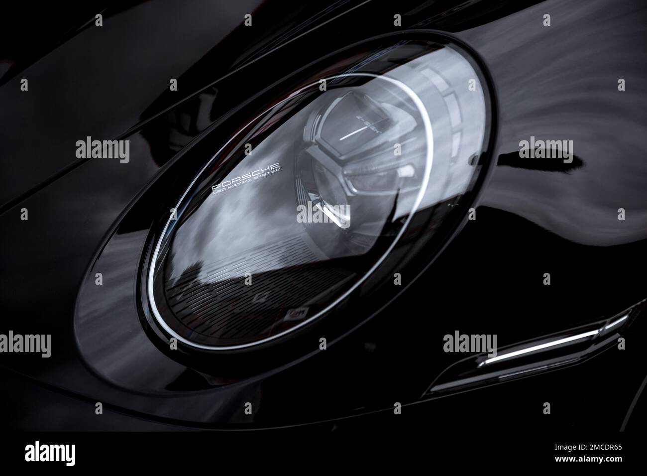 Der vordere Xenon-LED-Scheinwerfer eines 2022 Porsche 911 Turbo S 992 ...