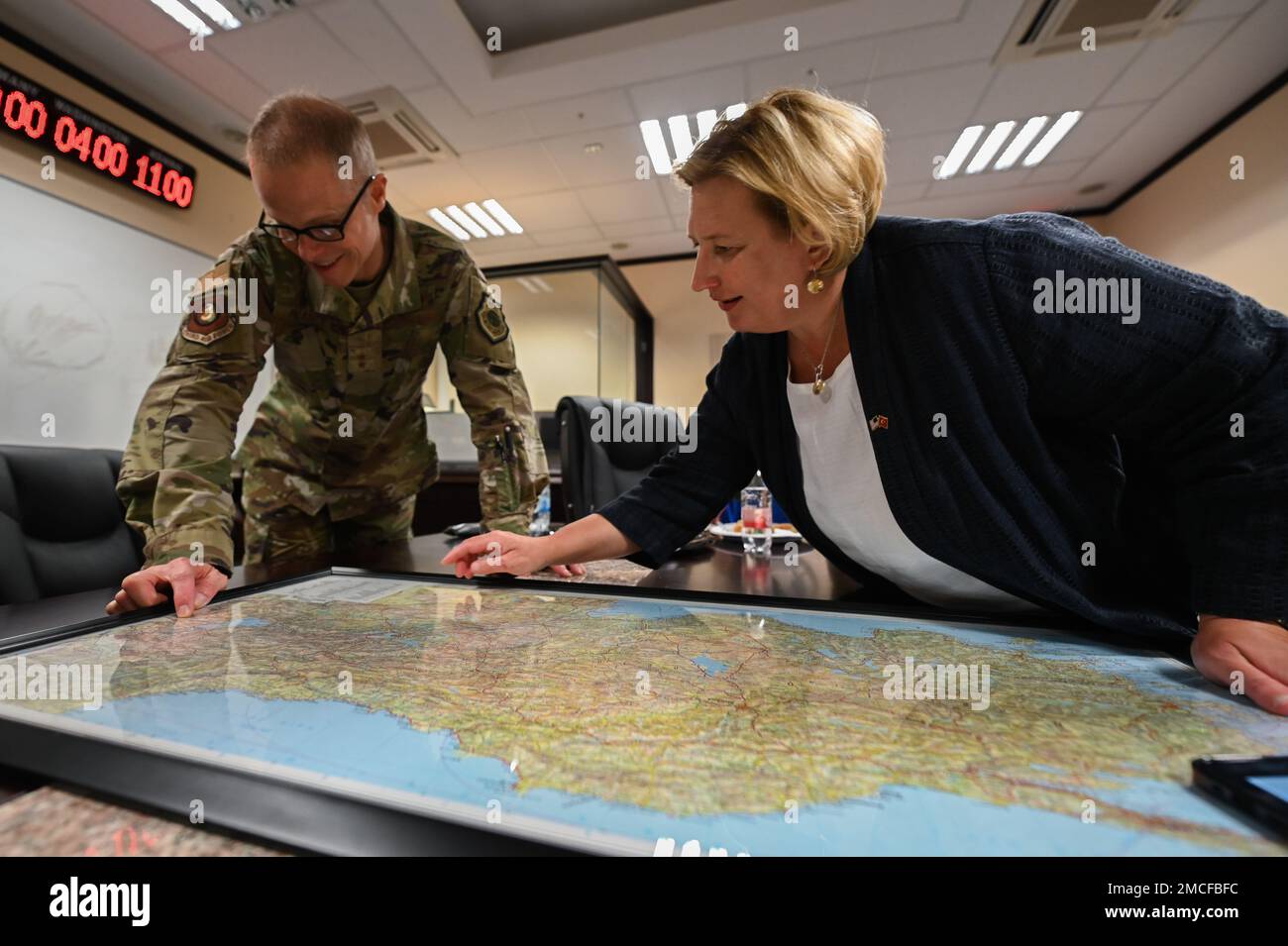 Generalmajor Derek France (links), Dritter Befehlshaber der Luftwaffe ...