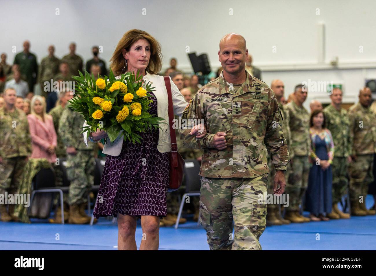 USA Generalarmee Christopher G. Cavoli und seine Frau Christina gehen ...
