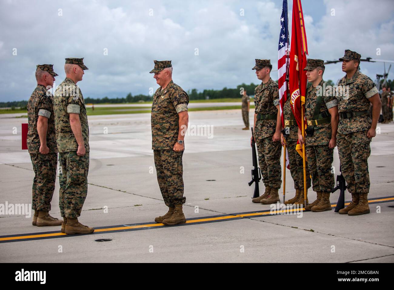 USA Unteroffizier des Marine Corps Major Douglas W. Gerhardt, Left ...