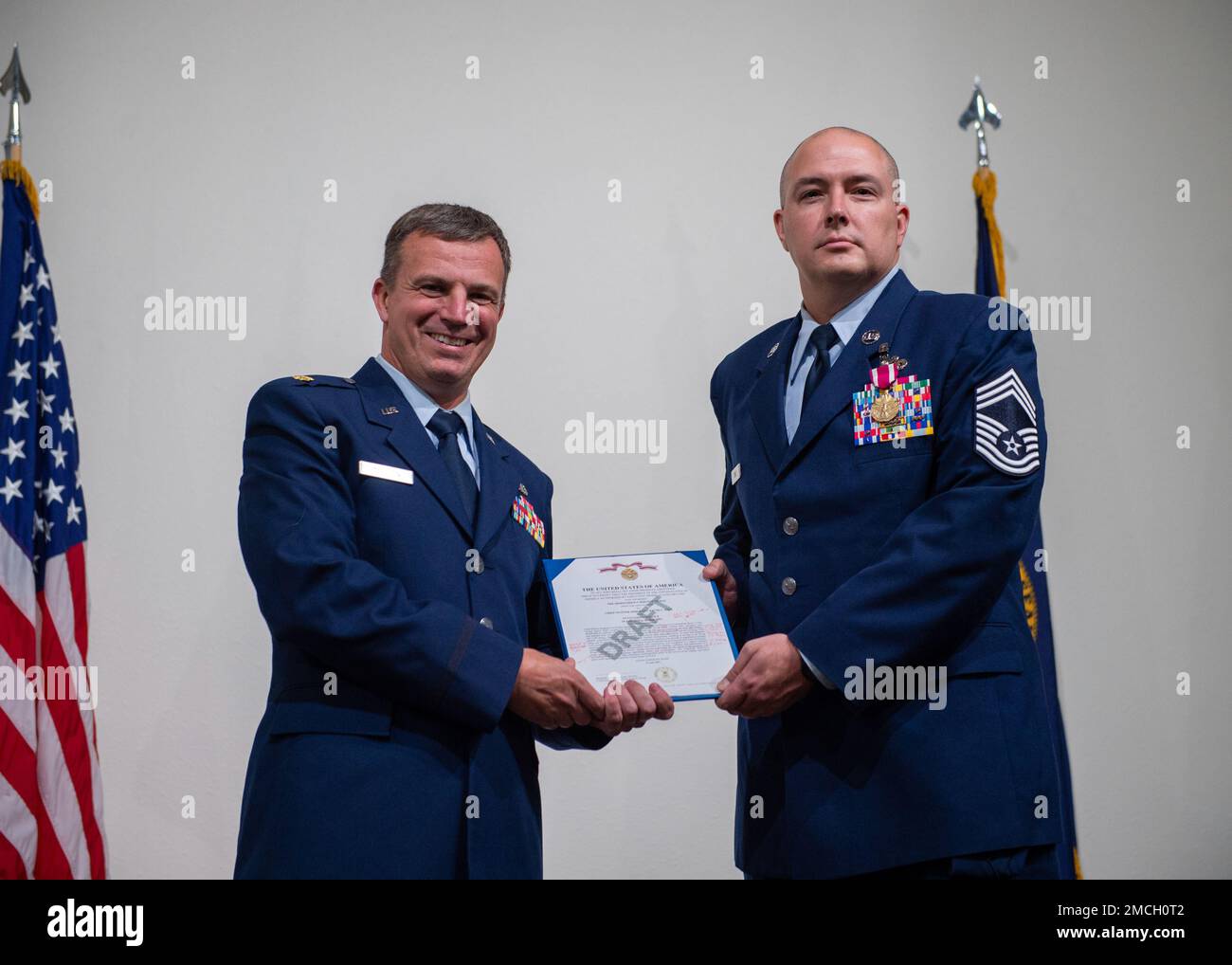 Chief Master Sgt. David C. Dike zieht sich bei einer ...