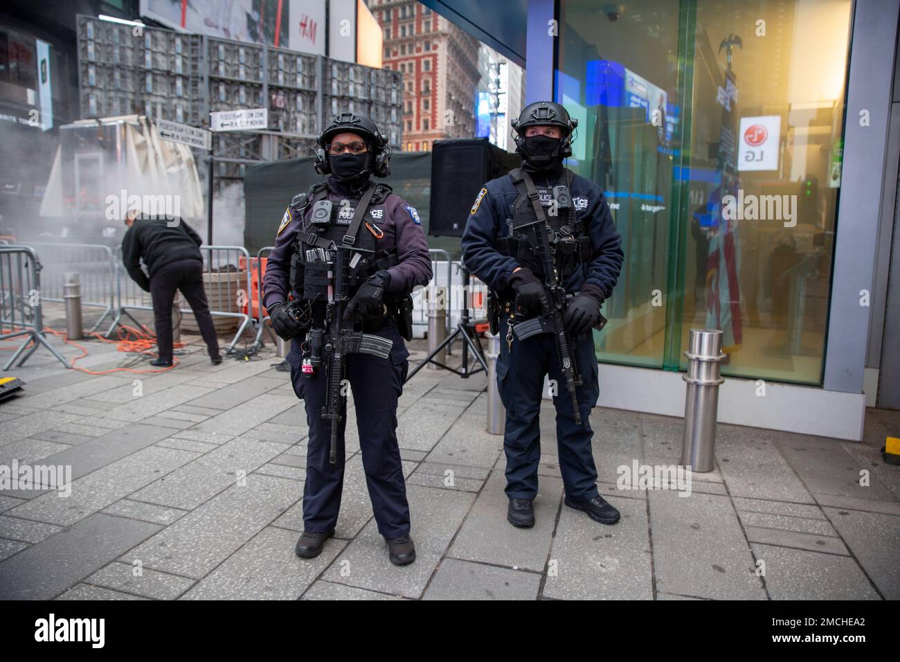 NYPD police officers with rifles stand in Times Square in New York City ...