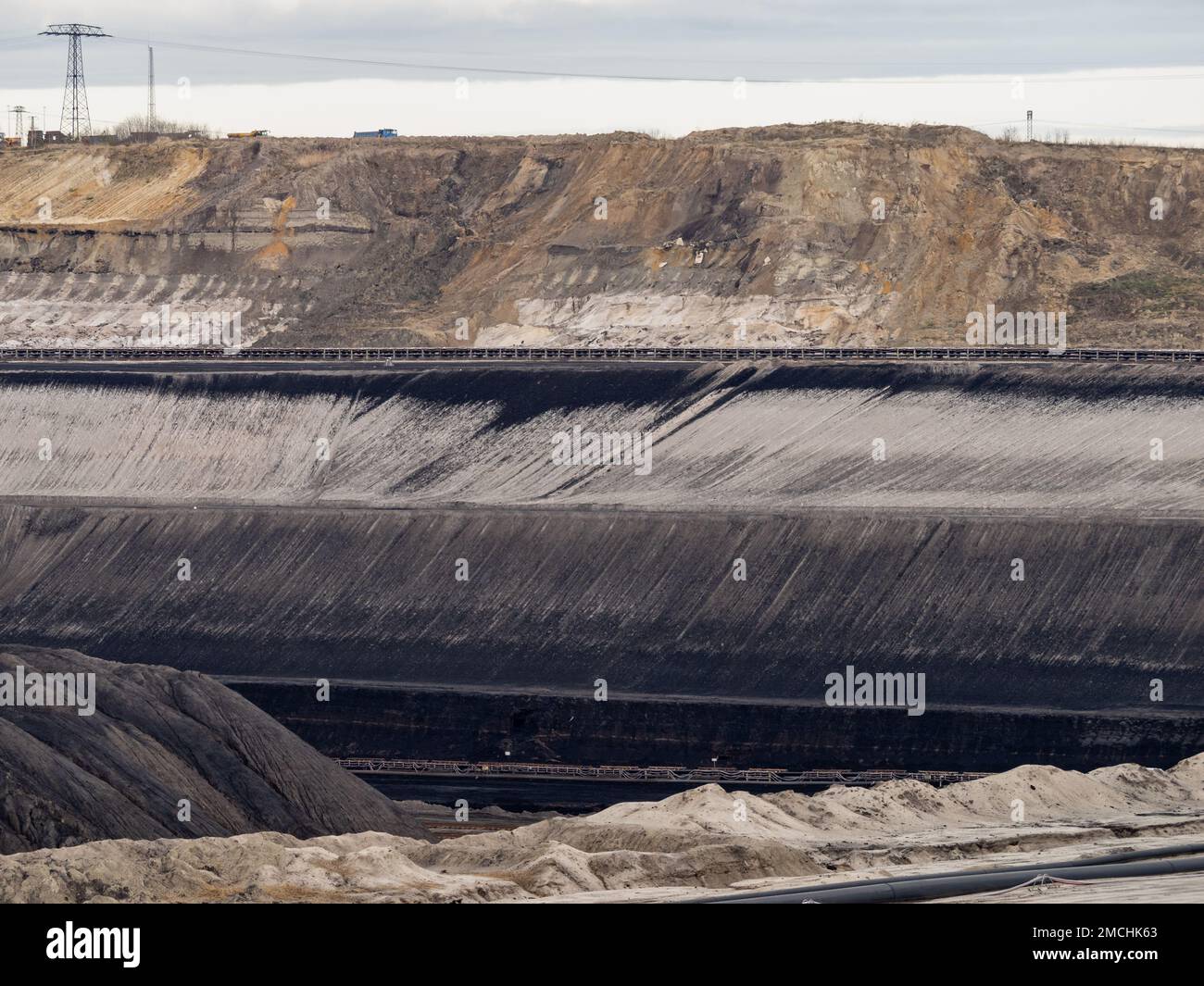 Offener Bergbau für Braunkohle. Die Mine ist tief und dunkel. Die Natur ...