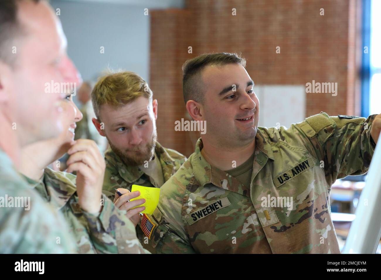Die Teilnehmer für MREP 2022 arbeiten gemeinsam an Team-Building ...