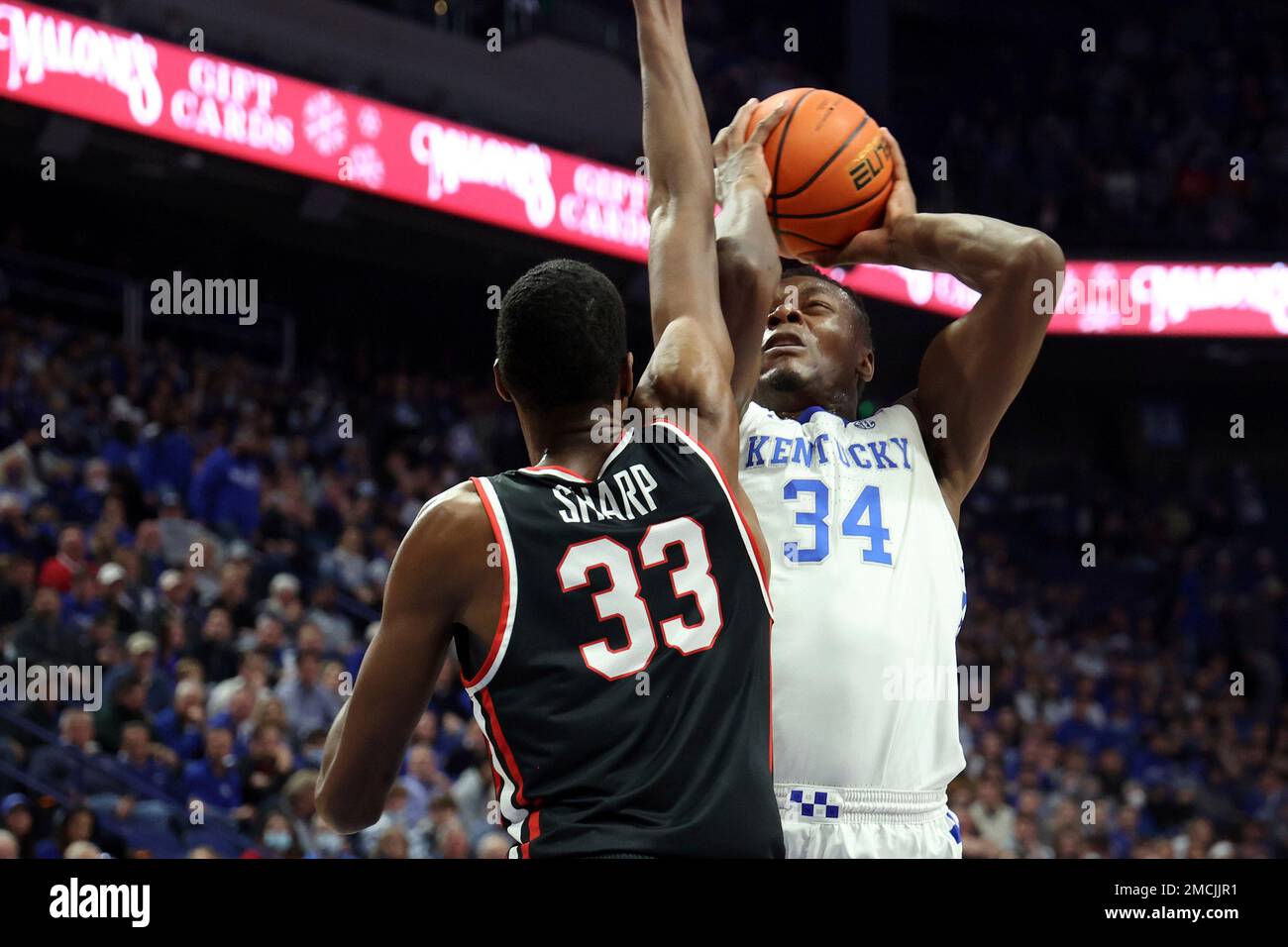Kentucky's Oscar Tshiebwe (34) shoots while pressured by Western ...