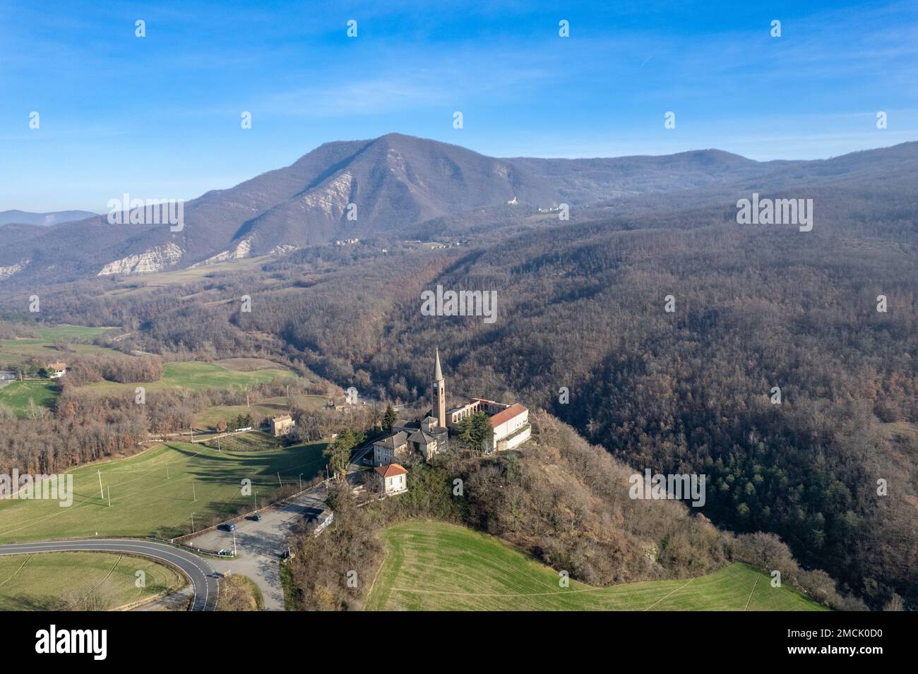 Morfasso, Piacenza, Emilia Romagna, Italien Dronenblick auf die Grotte ...