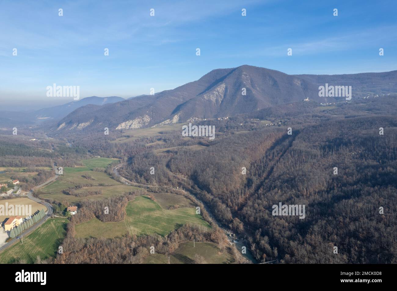 Morfasso, Piacenza, Emilia Romagna, Italien Dronenblick auf die Grotte ...