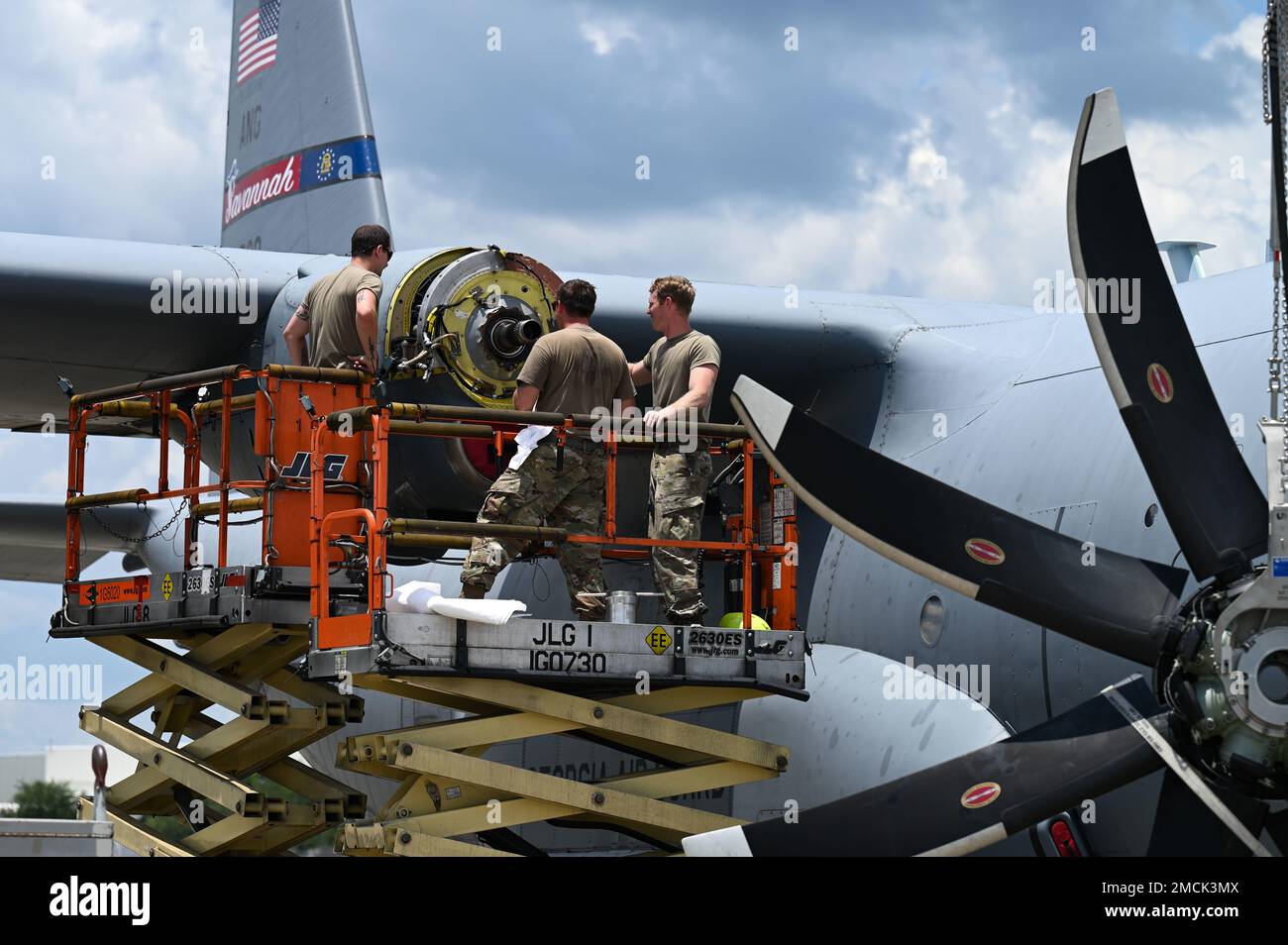 Georgia Air National Guardsmen von der 165. Maintenance Group arbeiten ...