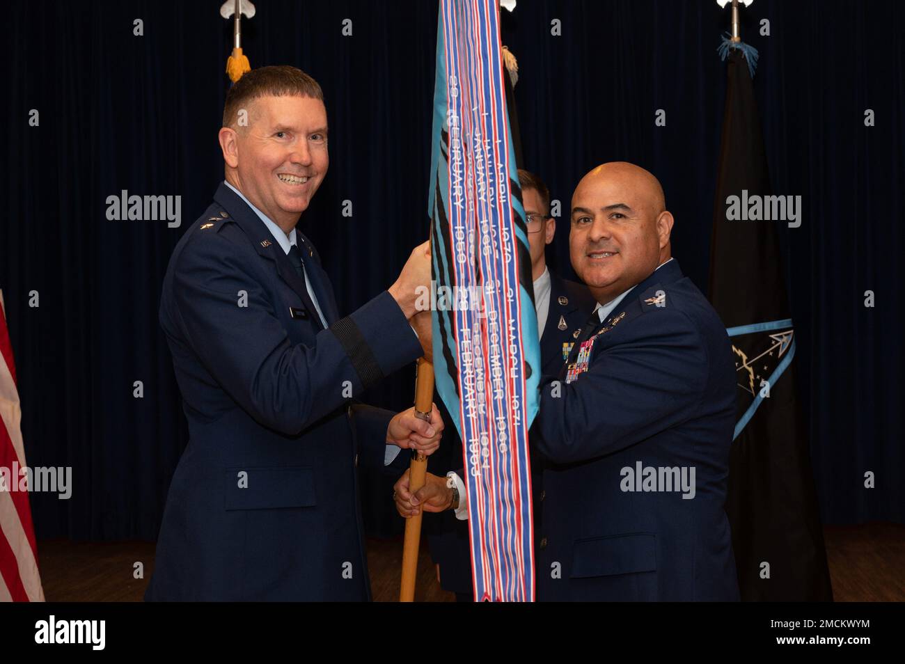 USA Colonel Peter J. Flores, der ausscheidende Befehlshaber des Space ...