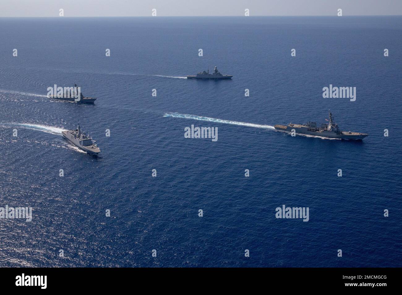 220706-N-QI593-2024 ADRIATISCHE SEE (6. Juli 2022) von rechts: Die ...