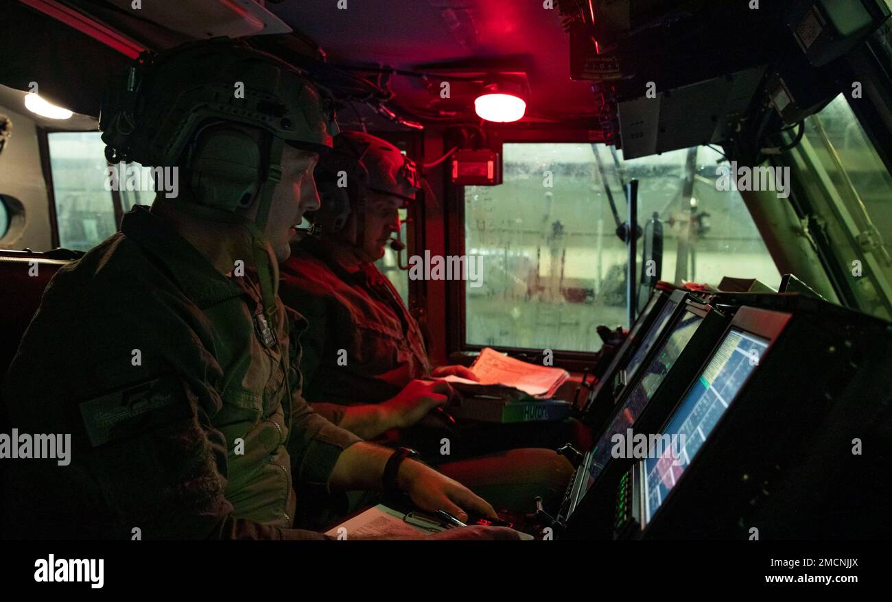 220708-N-XK047-1016 PAZIFIK (8. Juli 2022) – Aviation Electrician’s ...