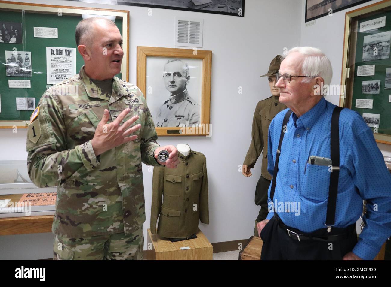 Der ehemalige Fort McCoy Garrison Commander Colonel Michael Poss und ...