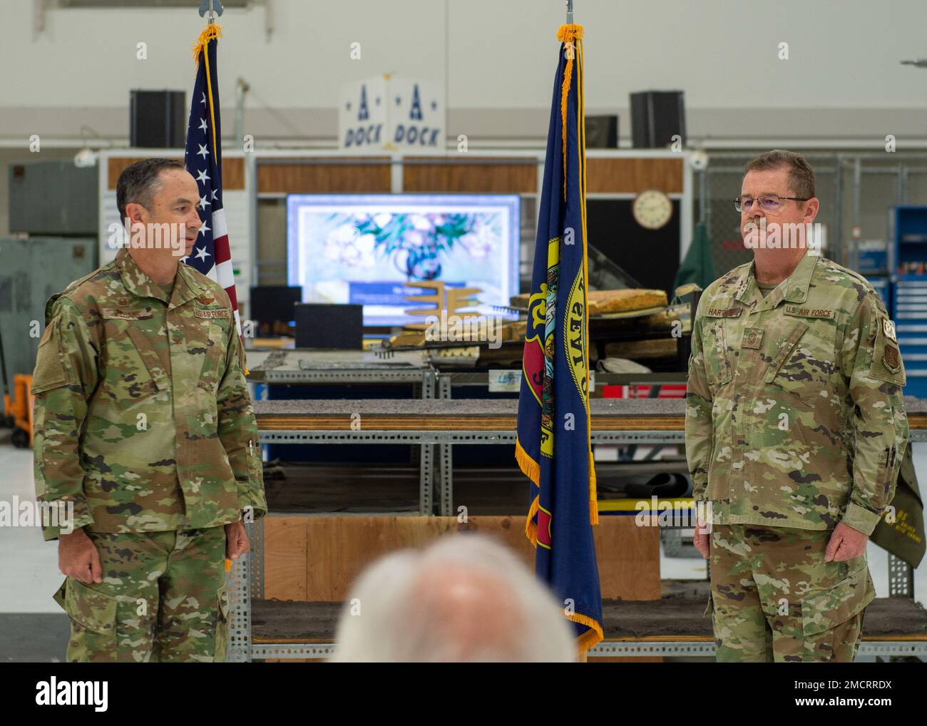 Senior Master Sgt. Mark A. Hartnoll, ein Leiter der Qualitätssicherung ...