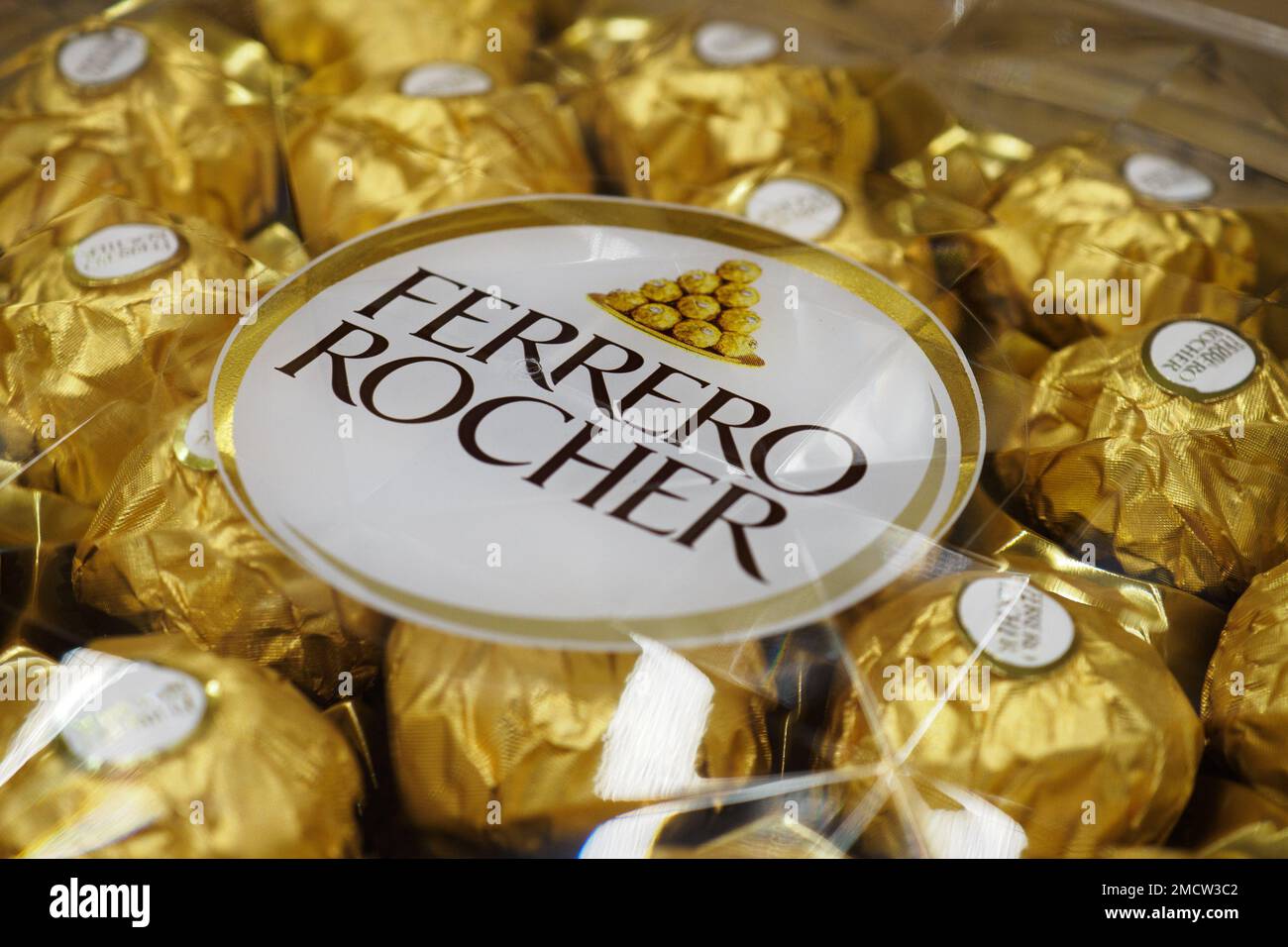 Ferrero rocher logo -Fotos und -Bildmaterial in hoher Auflösung – Alamy