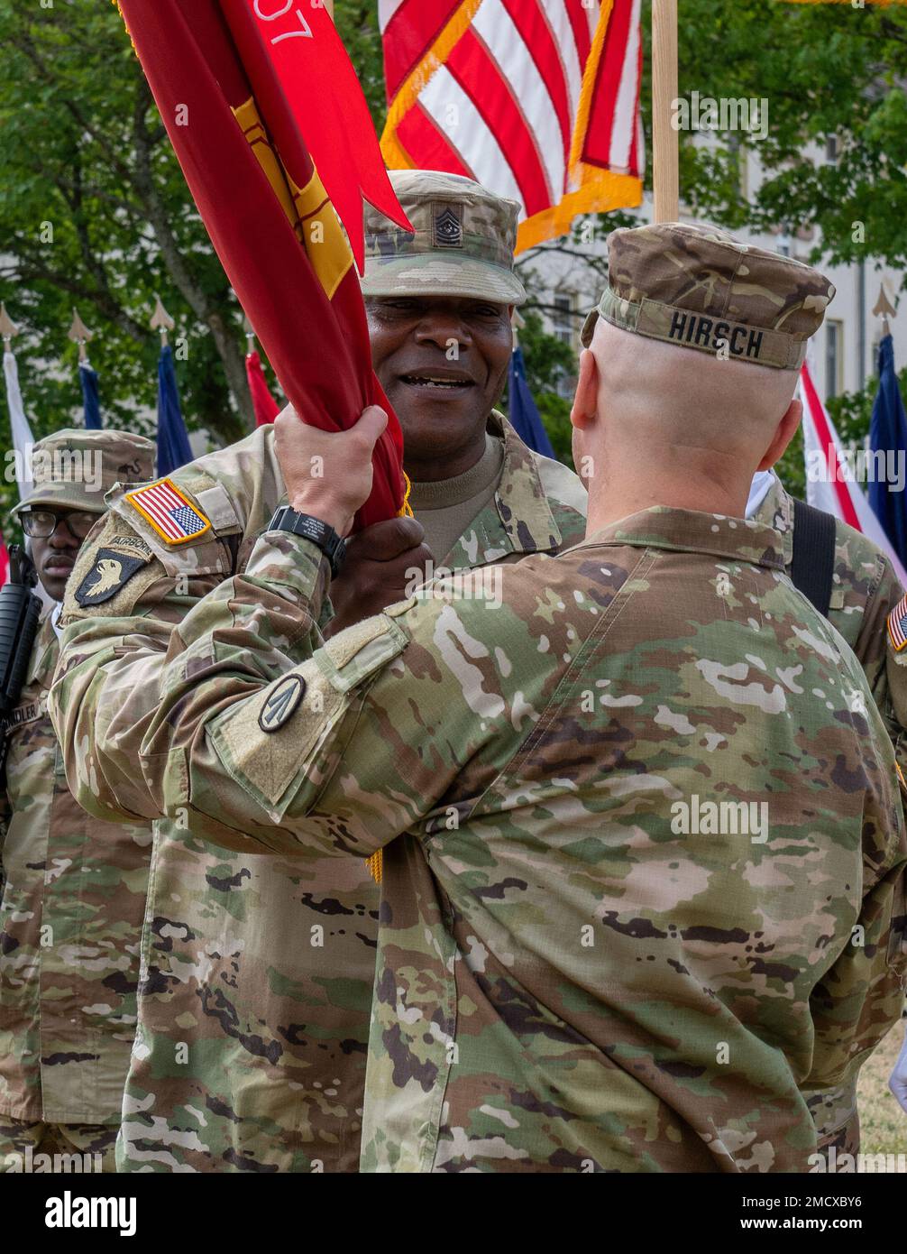 USA Generalmajor AnDanté T. Williams (links) übergibt die Farben der ...