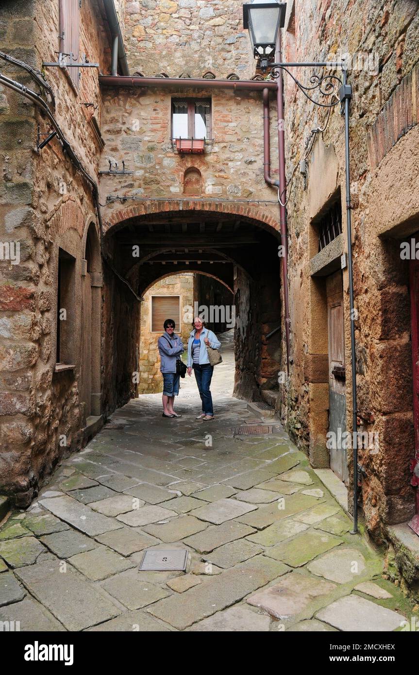 Roccatederighi mittelalterliches dorf frazione von roccastrada -Fotos und -Bildmaterial in hoher ...