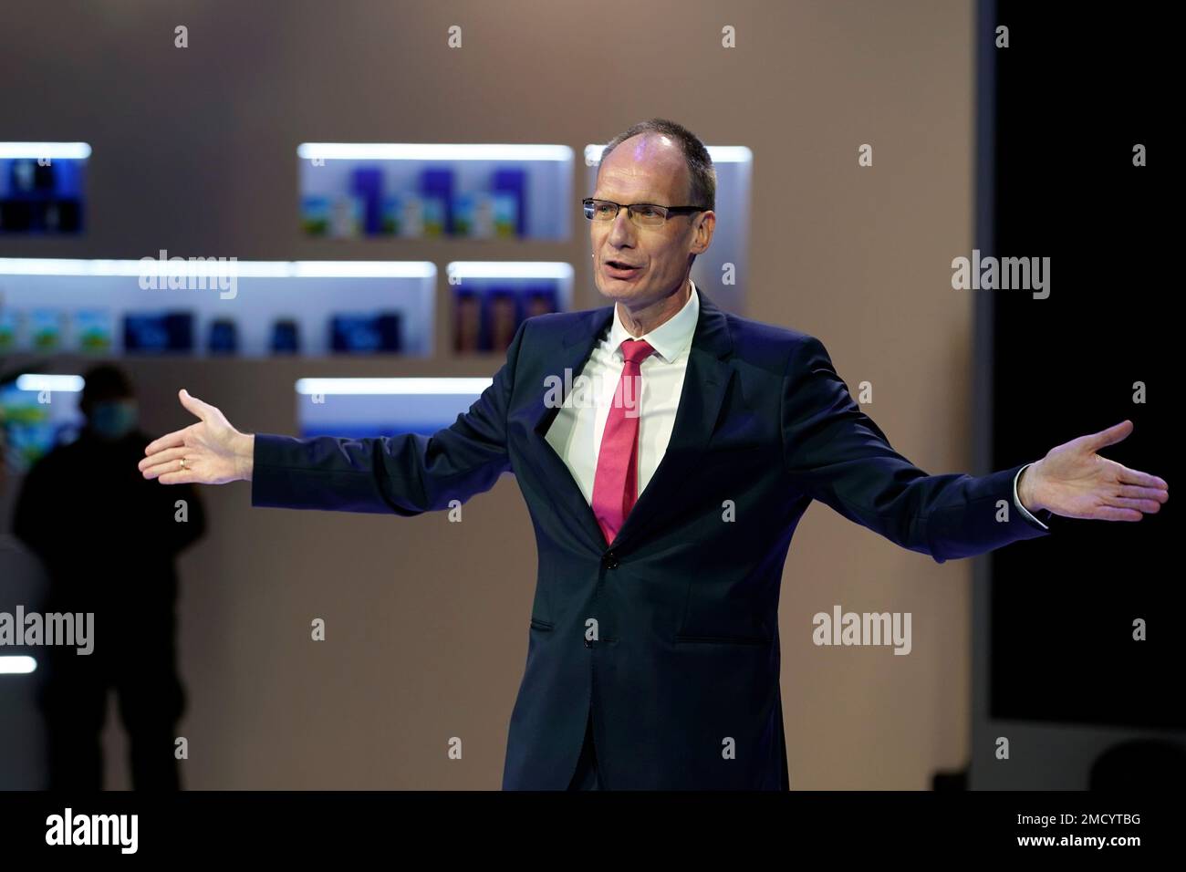 VinFast CEO Michael Lohscheller introduces the new VF e35 and VF e36 ...