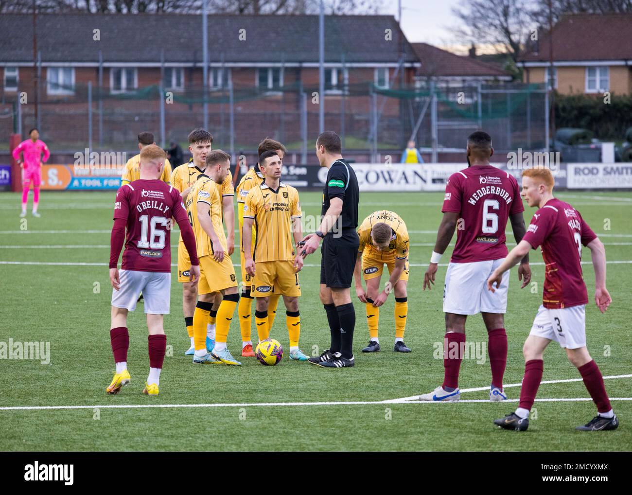 Jason holt spricht mit dem Schiedsrichter, Stenhousemuir FC vs ...