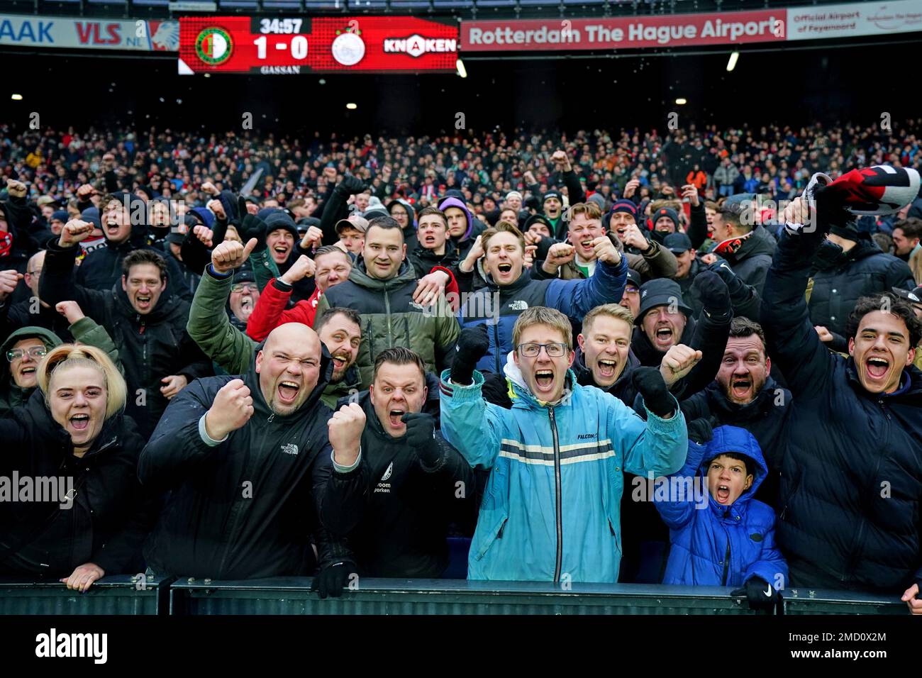 Rotterdam - Fans von Feyenoord feiern das Tor von Feyenoord während des ...