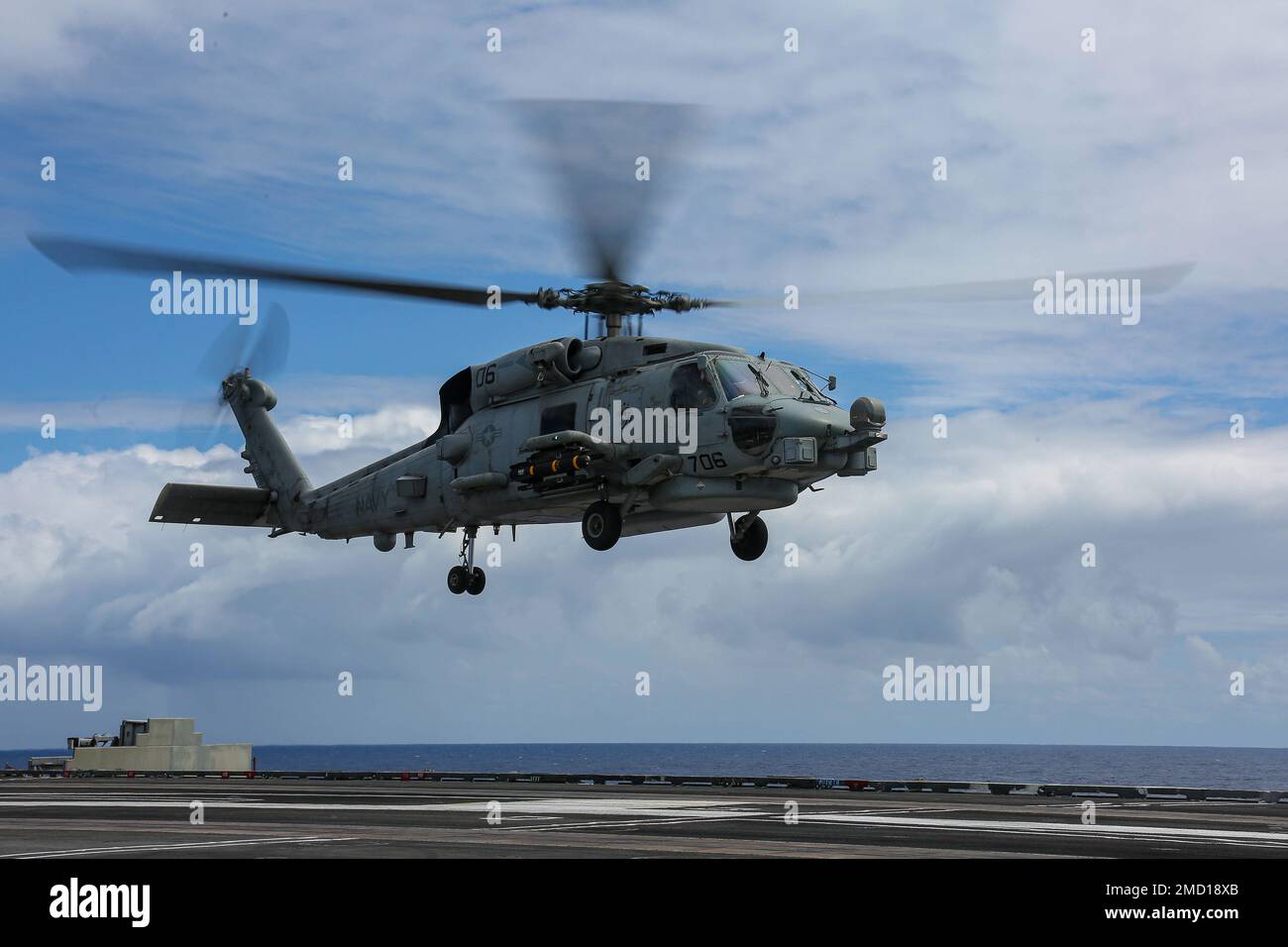 PACIFIC OCEAN (12. Juli 2022) ein MH-60R Sea Hawk Hubschrauber, der den ...