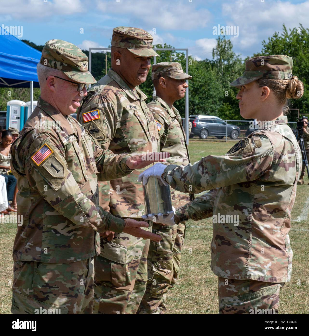USA Armeekapitän Laura A. Schoolcraft mit dem 529. Militärpolizeisalut ...