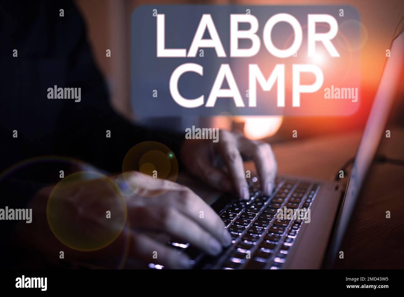 Schild mit der Aufschrift Labor Camp. Betriebsübersicht eine ...