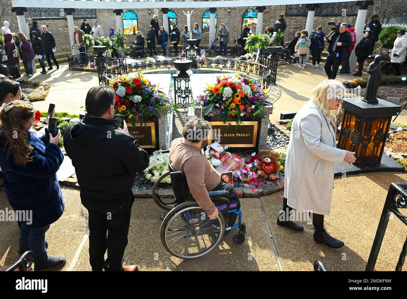 Visitors to Graceland look at the gravesite of Lisa Marie Presley and ...